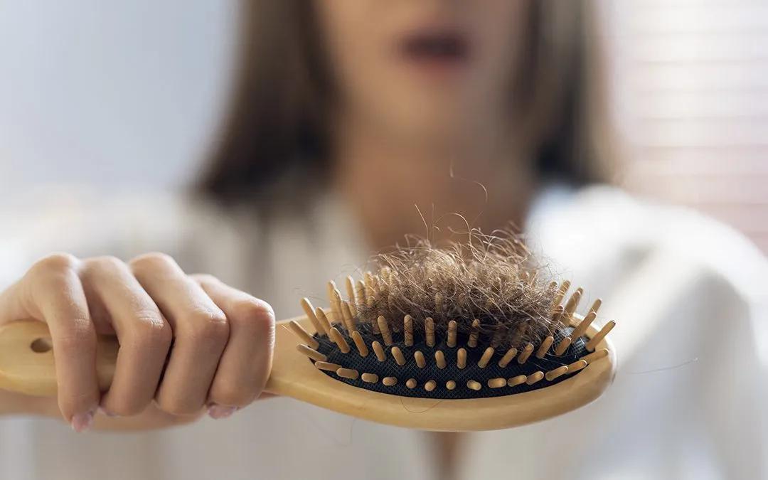 Caída Del Cabello En Mujeres: Causas, Síntomas Y Tratamientos | Doctor ...